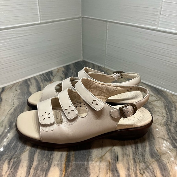 SAS | Shoes | Sas Tripod Comfort Women Sandals Size 8 Ankle Strap Hook ...